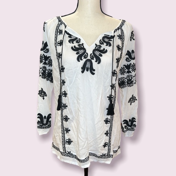 ecru | Tops | Ecru Embroidered 34 Sleeve Top Black White | Poshmark
